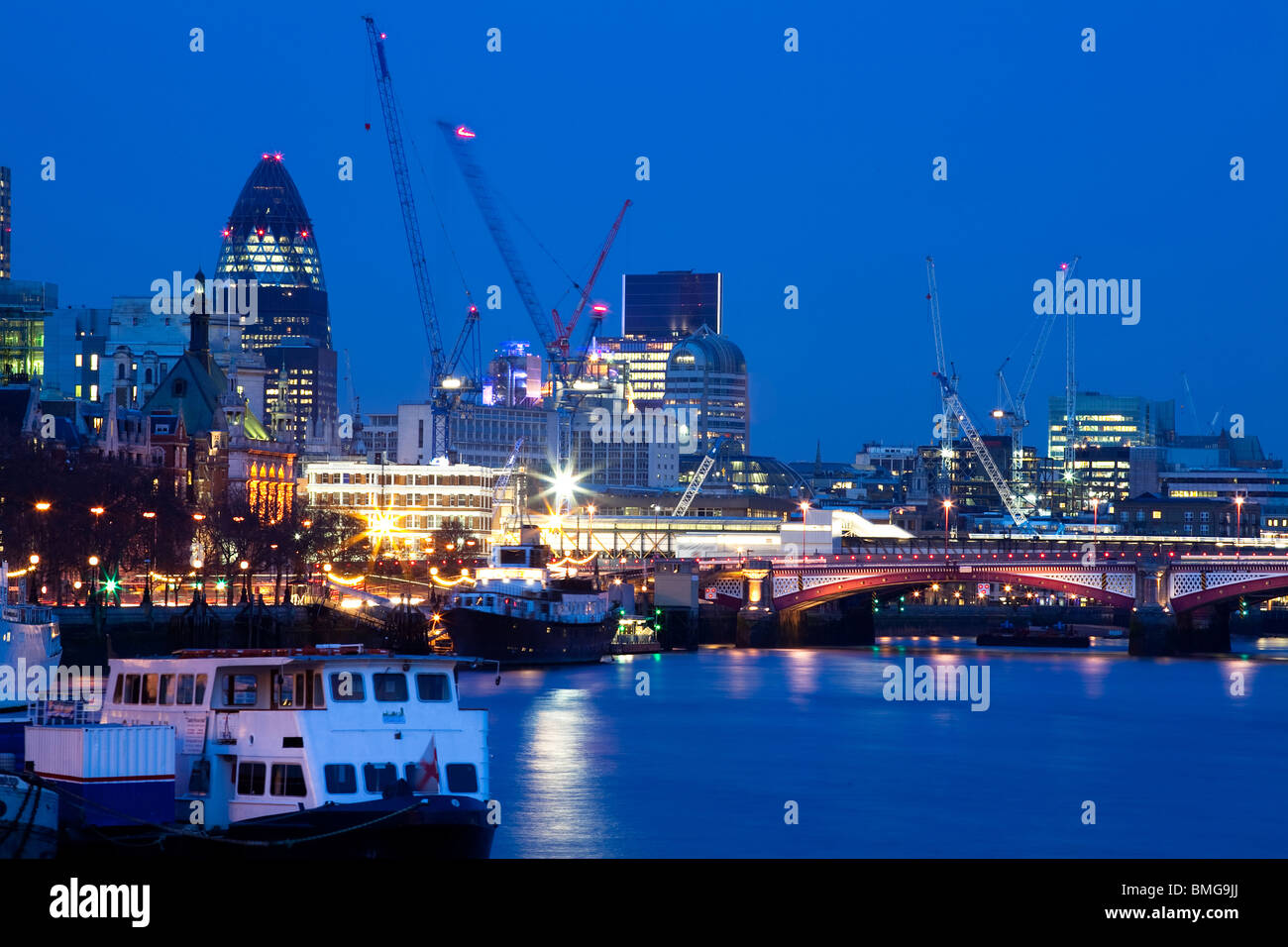 Business buildings offices night windows hi-res stock photography and ...