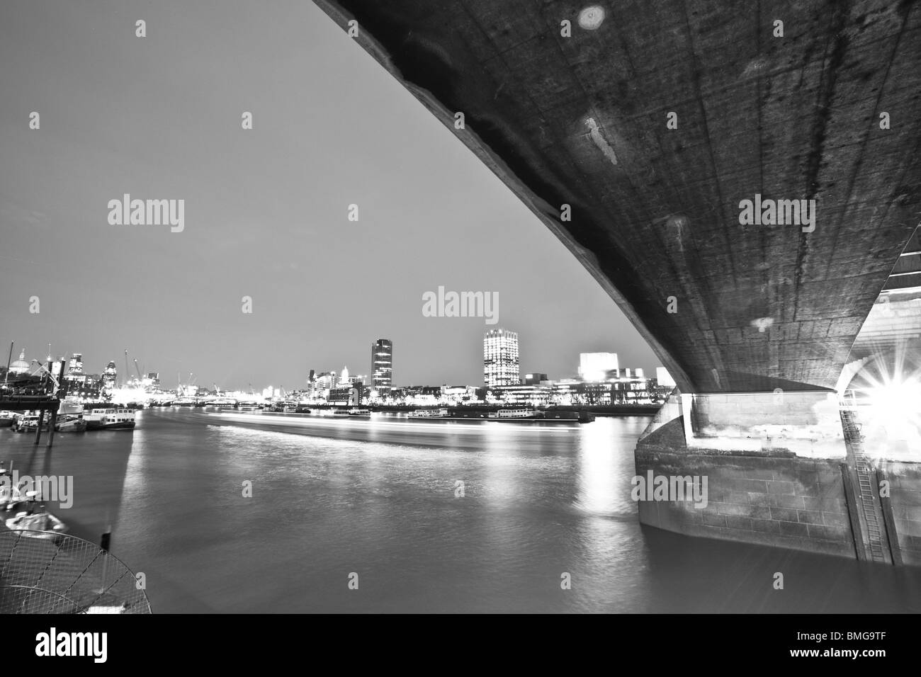 City night view london Black and White Stock Photos & Images - Alamy