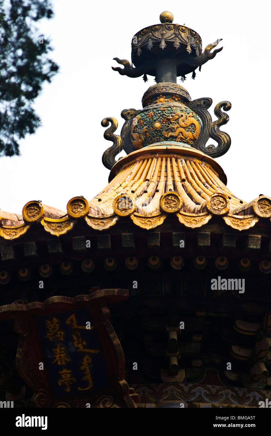 Golden roof of Pavilion Of Ten Thousand Spring Seasons, Imperial Garden ...