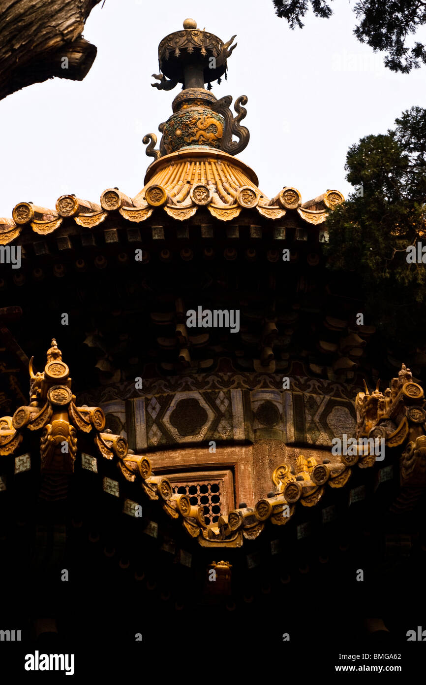 Golden roof of Pavilion Of Ten Thousand Spring Seasons, Imperial Garden ...