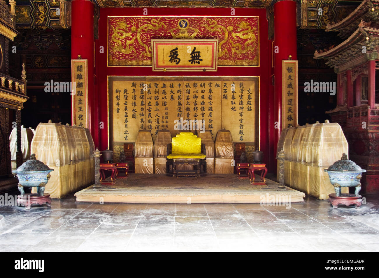 Imperial throne in the Hall Of Union And Peace, Forbidden City, Beijing ...