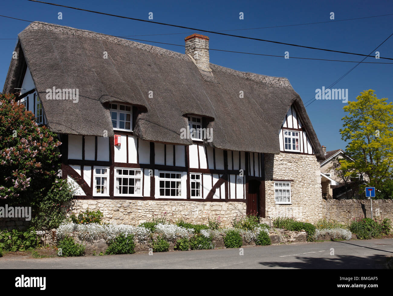 Thatched roof country cottage in traditional English village, "South ...