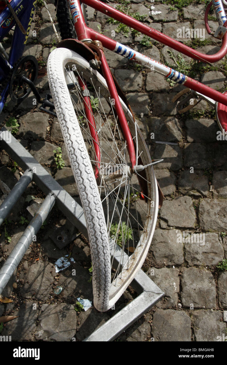 Buckled front bicycle wheel hi-res stock photography and images - Alamy