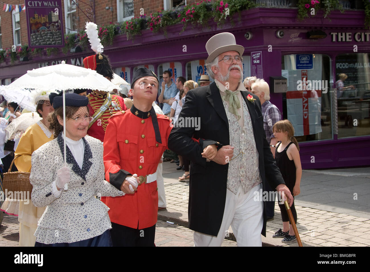 dickens festival victorian dickensian characters high street rochester ...
