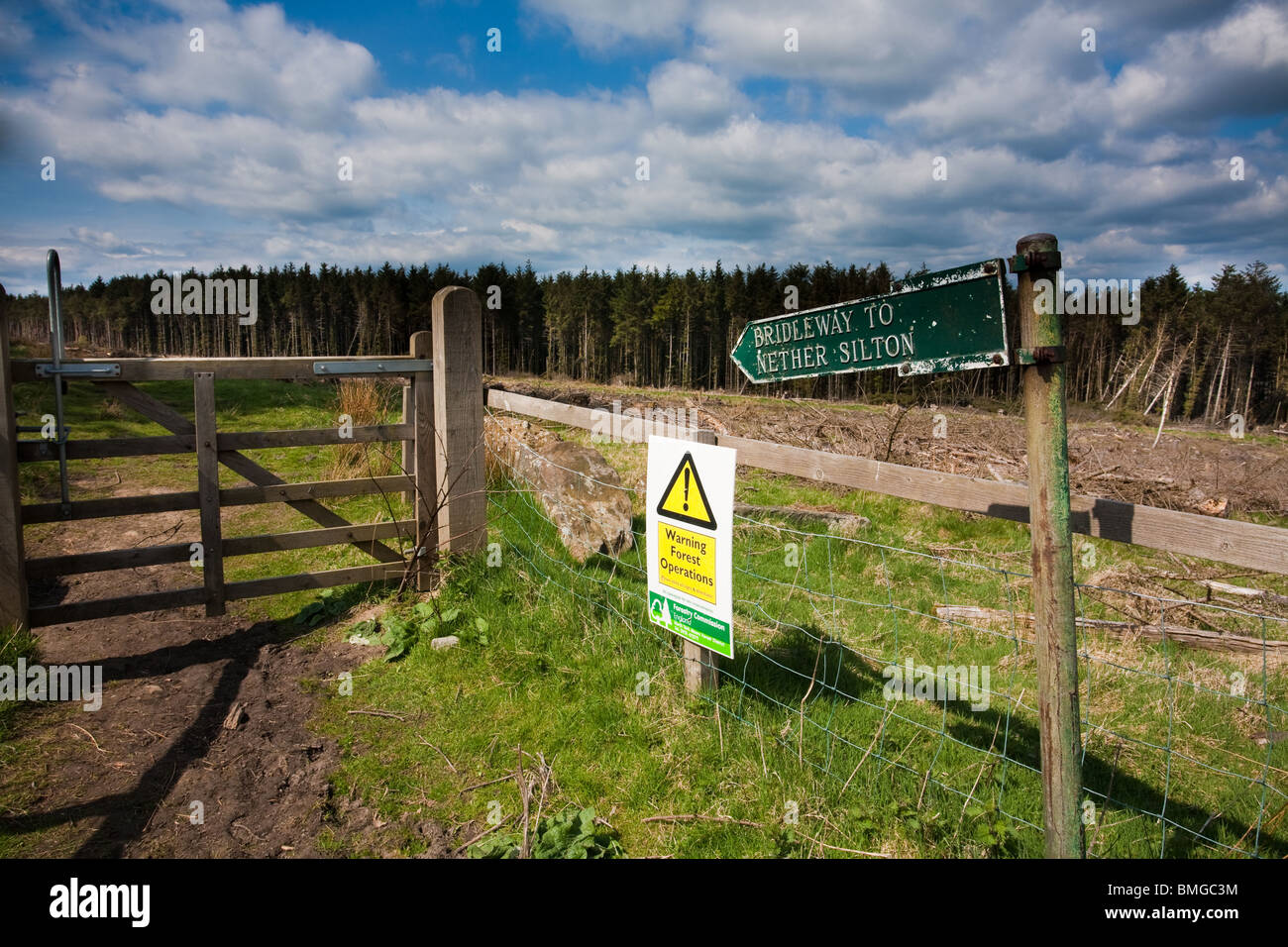 Wood bridleway sign hi-res stock photography and images - Alamy