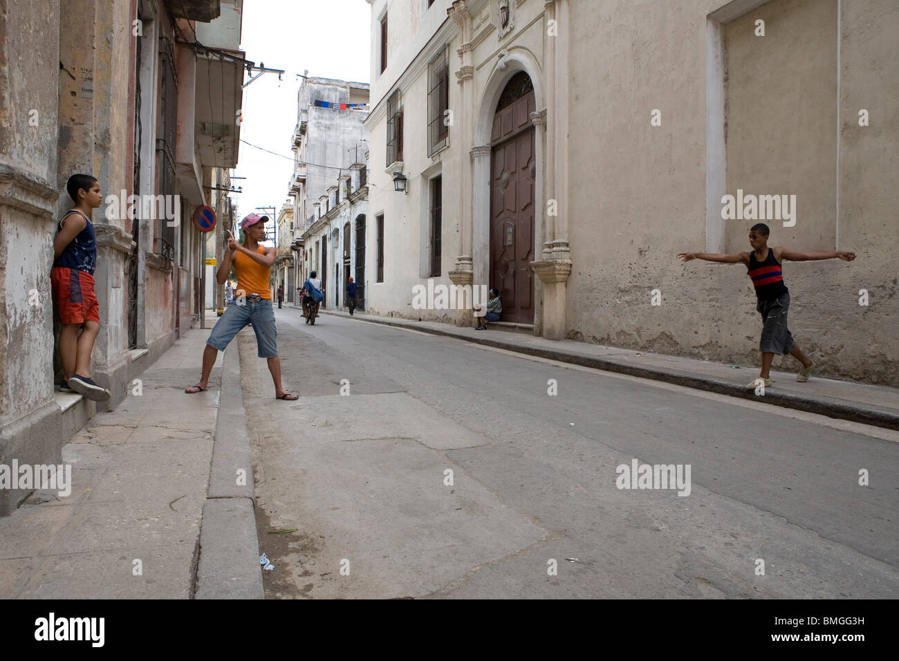 Boys play baseball in the street in Havana, Cuba Stock Photo - Alamy