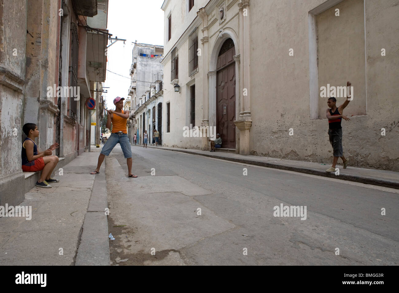 Boys play baseball in the street in Havana, Cuba Stock Photo - Alamy