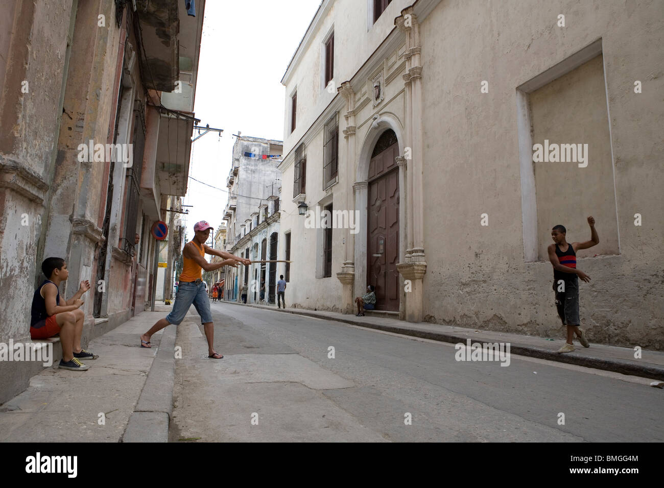 Boys play baseball in the street in Havana, Cuba Stock Photo - Alamy