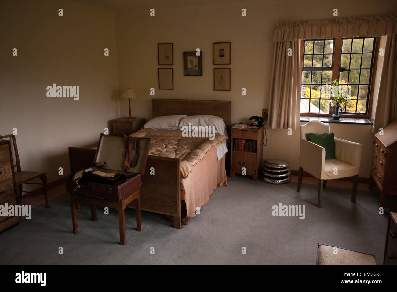 UK, England, Devon, Brixham, Coleton Fishacre House, bedroom interior ...