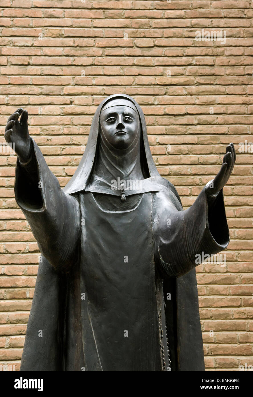 Nun statue hi-res stock photography and images - Alamy