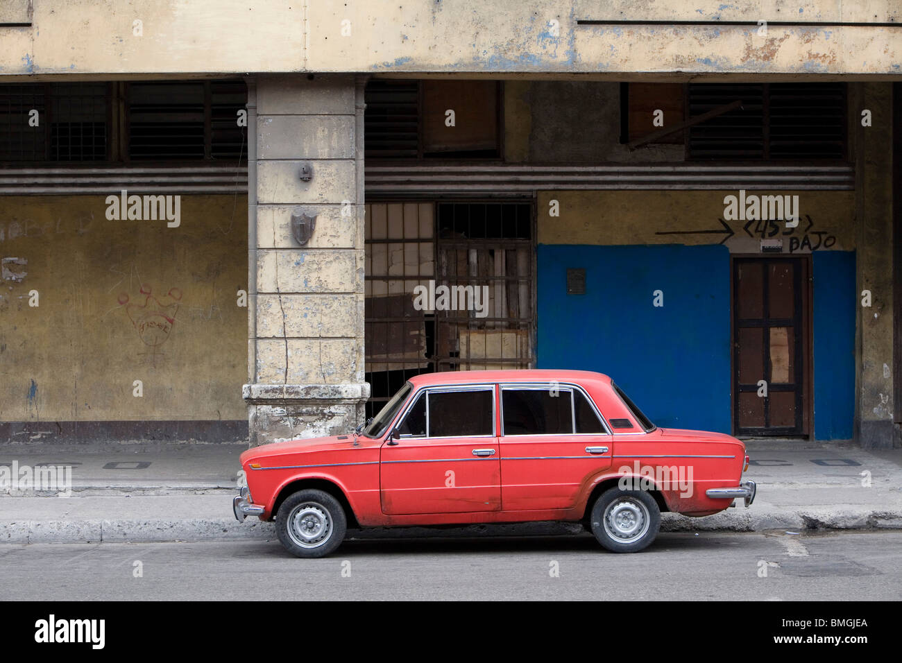 Classic American cars on the streets of Havana in Cuba Stock Photo - Alamy