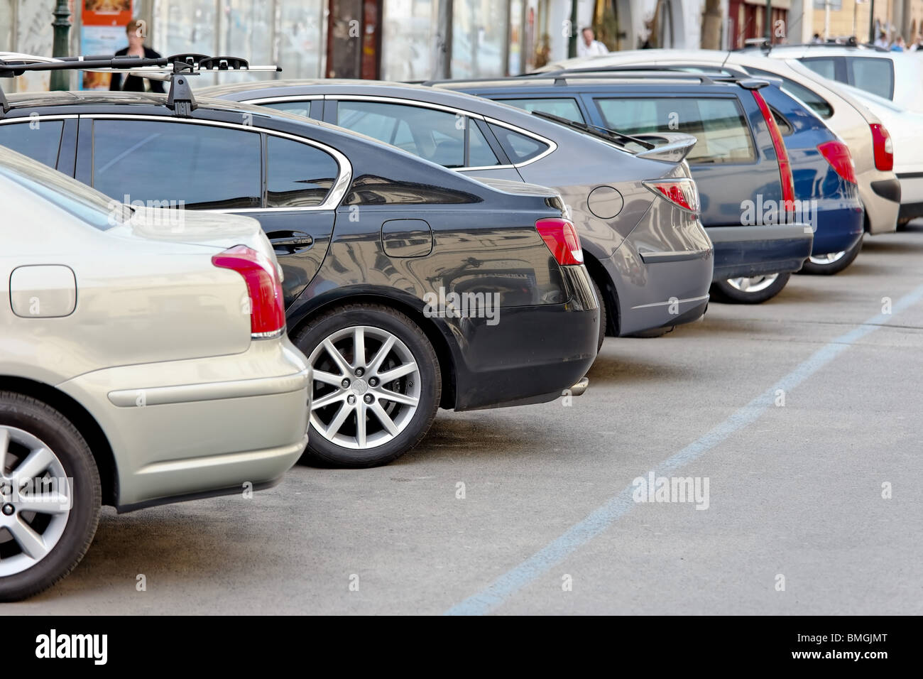 Several cars parked in a parking lot Stock Photo - Alamy
