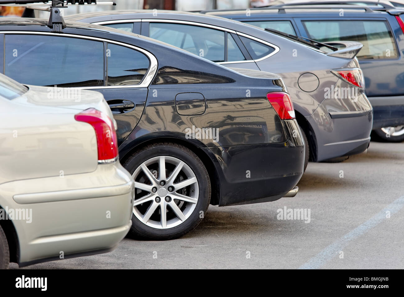 Several cars parked in a parking lot Stock Photo - Alamy