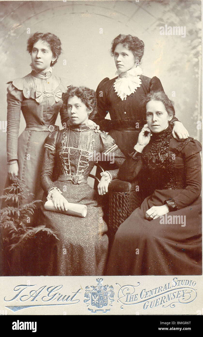 Cabinet photograph of four sisters circa 1895 Stock Photo - Alamy