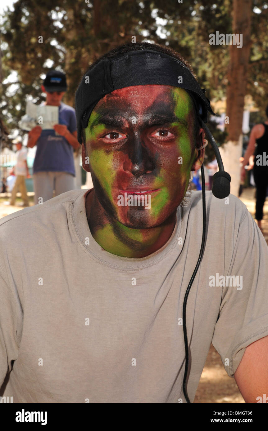 Israeli policeman demonstrates camouflage Stock Photo - Alamy