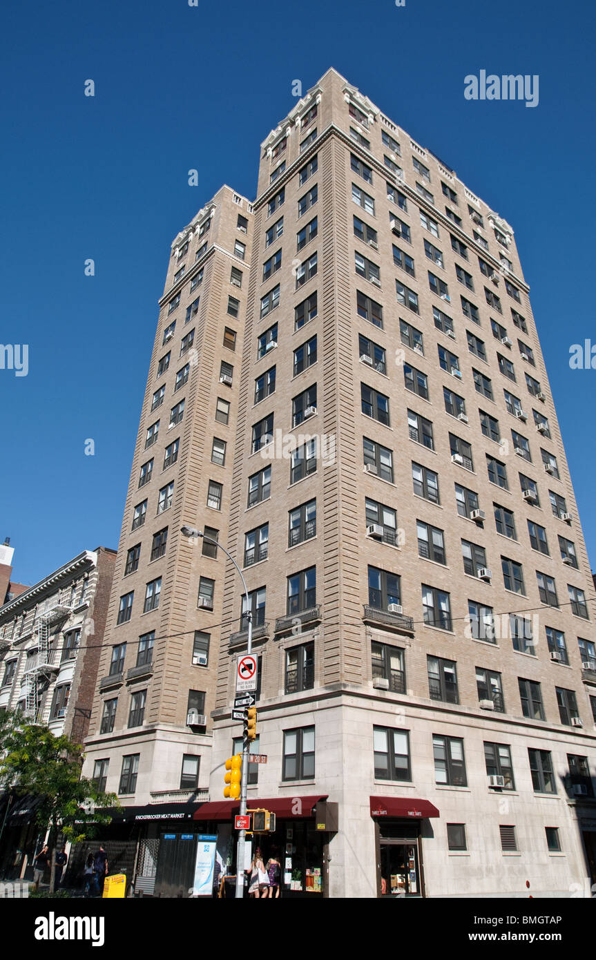 Large building in New York city Stock Photo - Alamy