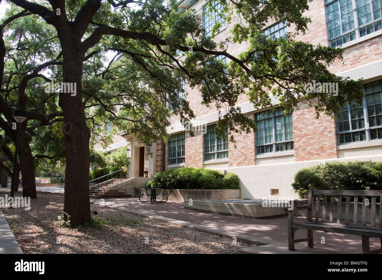College campus building hi-res stock photography and images - Alamy