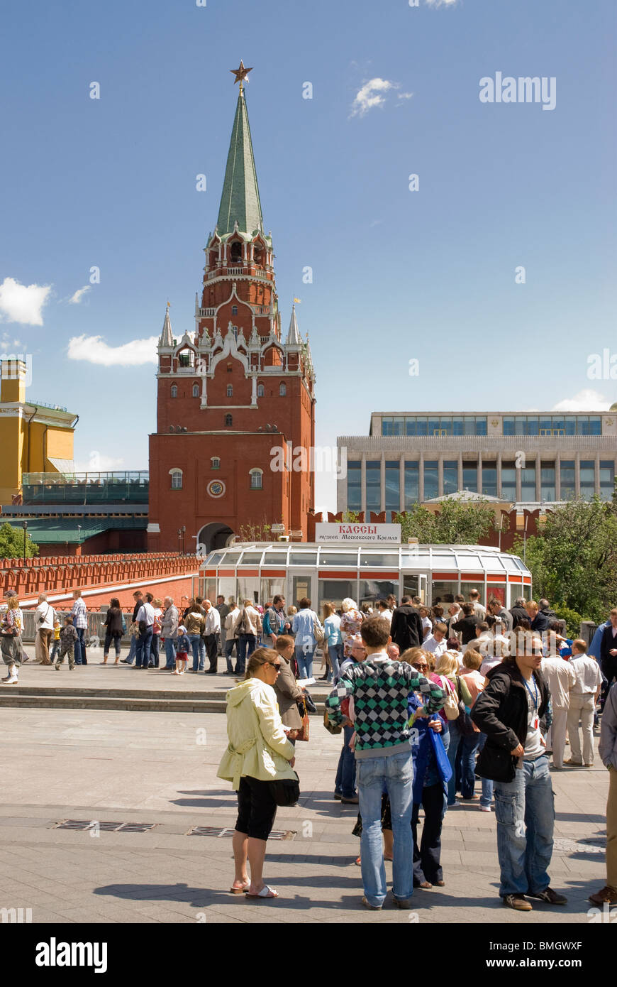 Many tourists at front of Troitskaya tower of Moscow Kremlin Stock ...