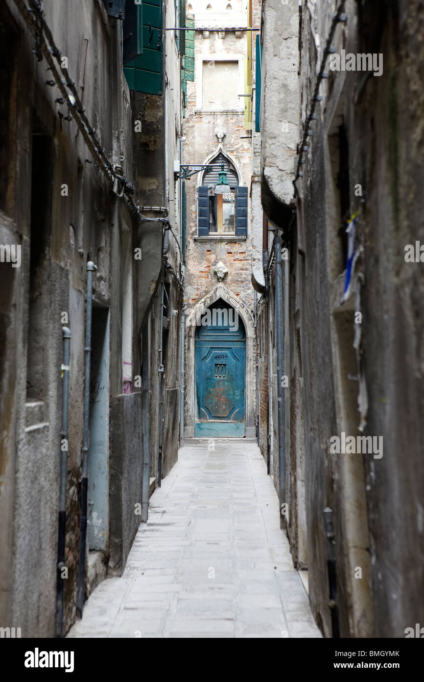 Narrow lane in Venice, Italy Stock Photo - Alamy