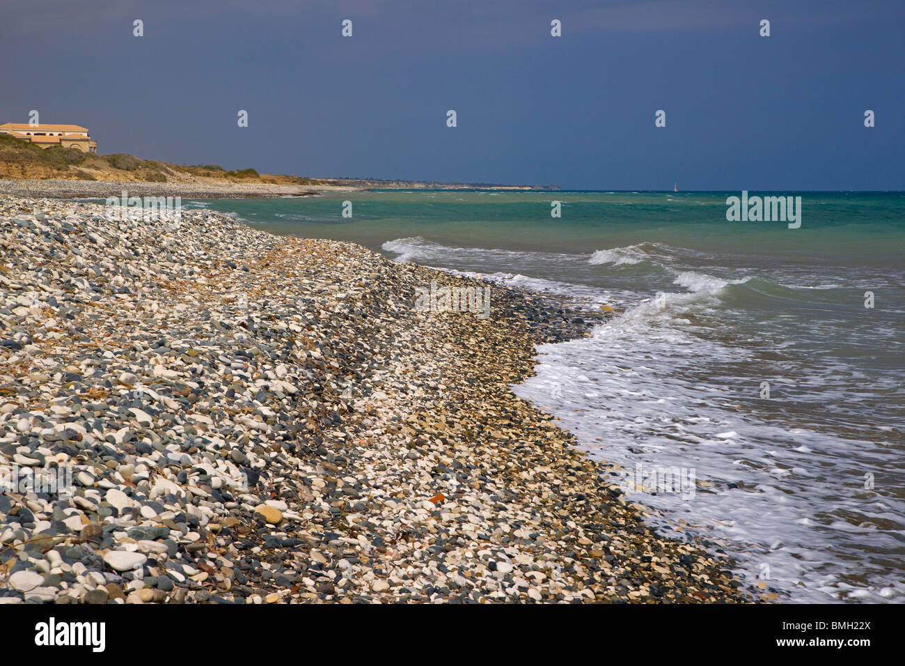 Shingle beach house hi-res stock photography and images - Alamy
