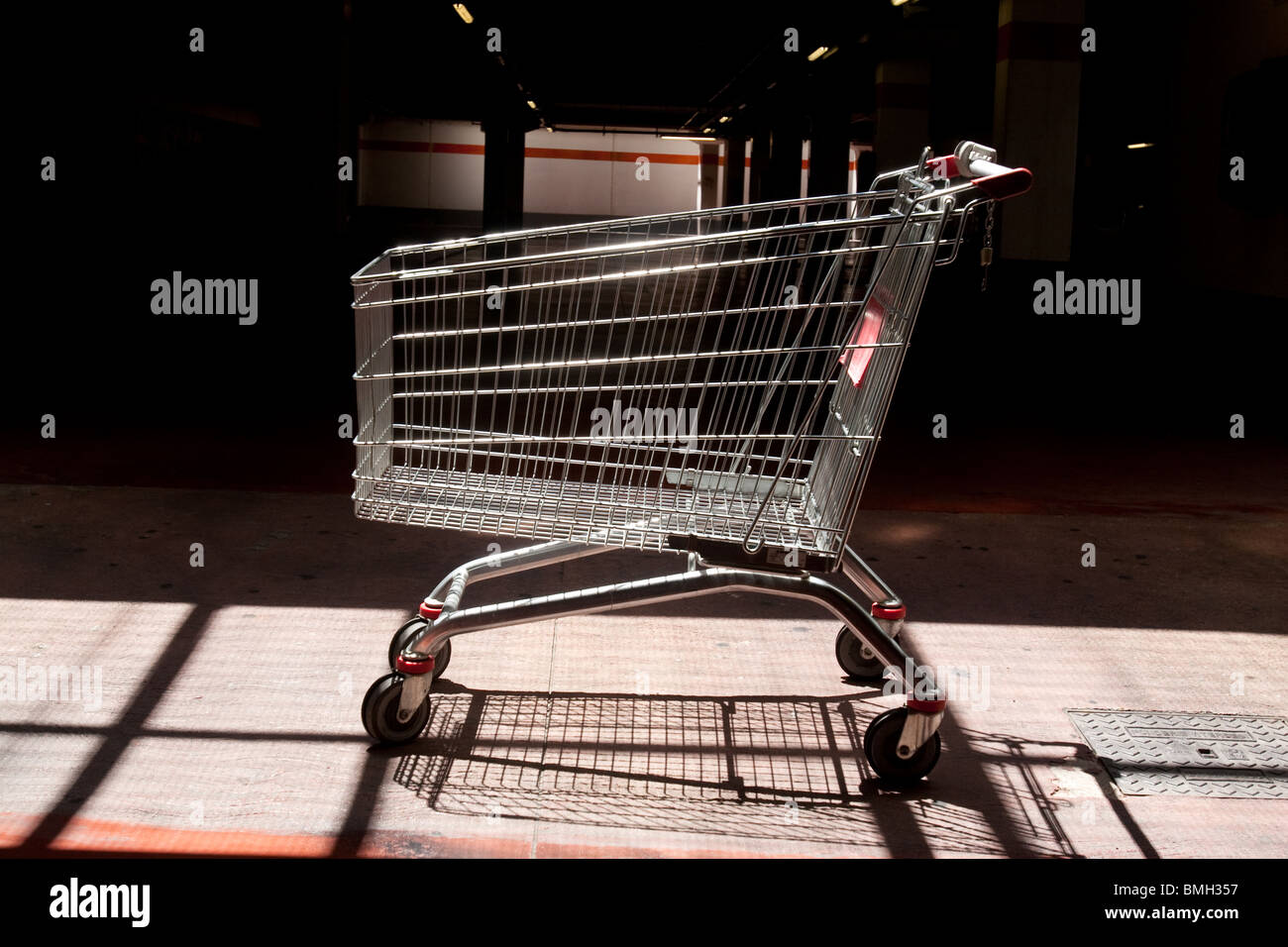 Shopping cart in a supermarket Stock Photo - Alamy