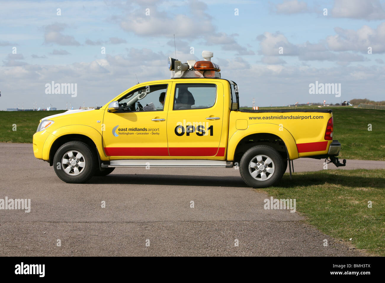 operations vehicle on patrol at east midlands airport Stock Photo - Alamy operations vehicle on patrol at east midlands airport Stock Photo - Alamy