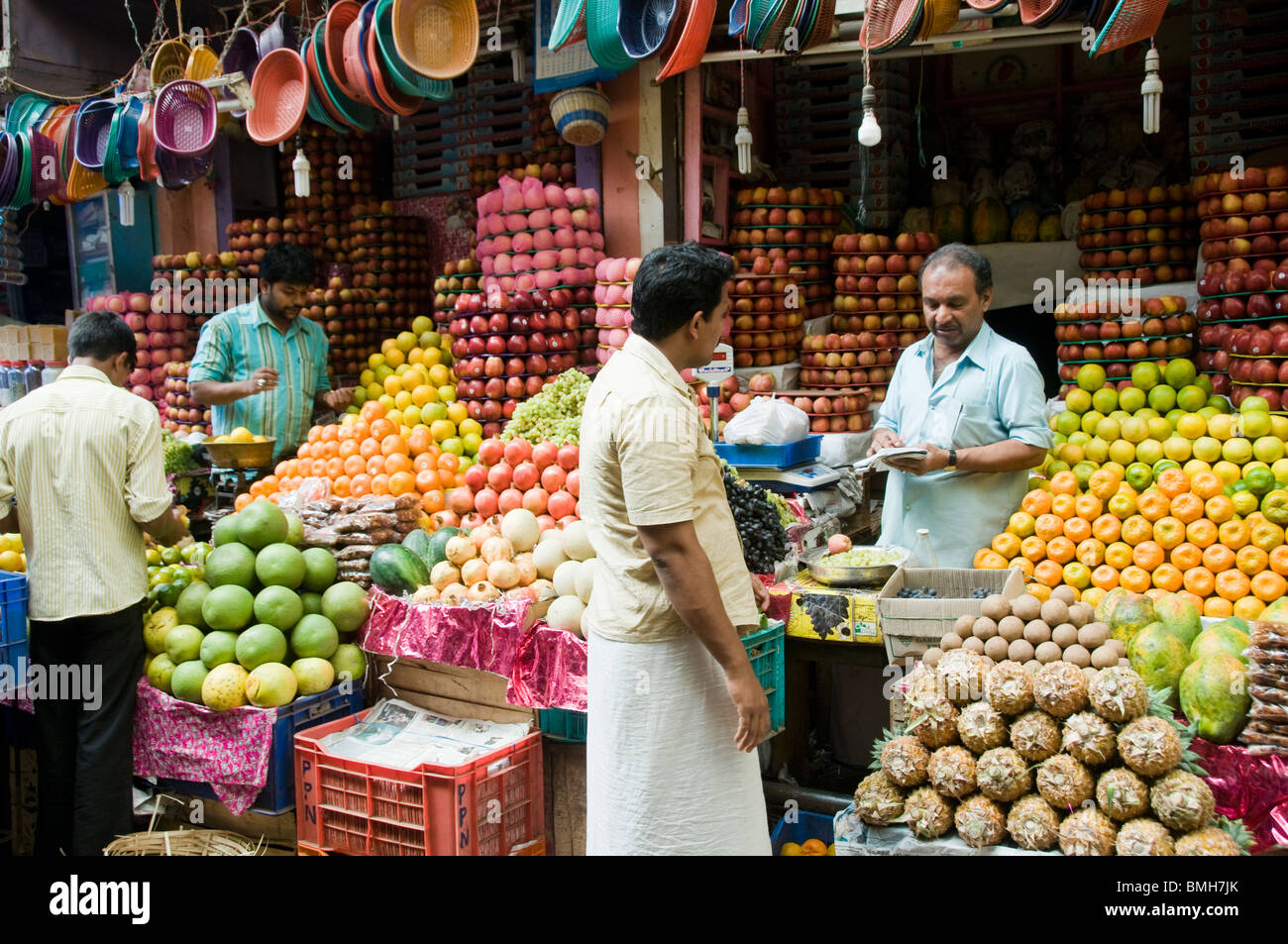 People at the Devaraja market In Mysore India Stock Photo - Alamy