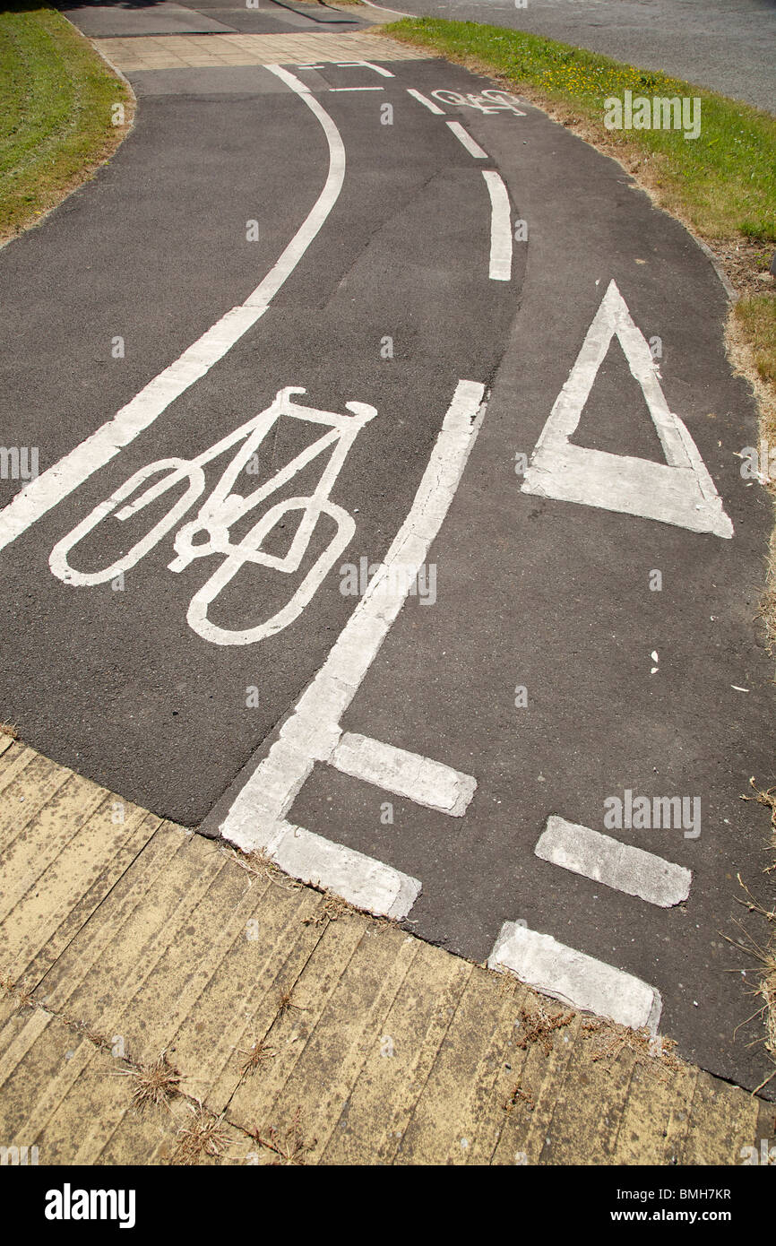 Road lane markings cycle hi-res stock photography and images - Alamy