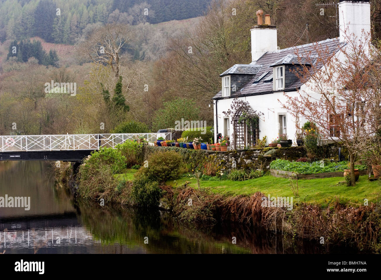 Canal bank cottage hi-res stock photography and images - Alamy
