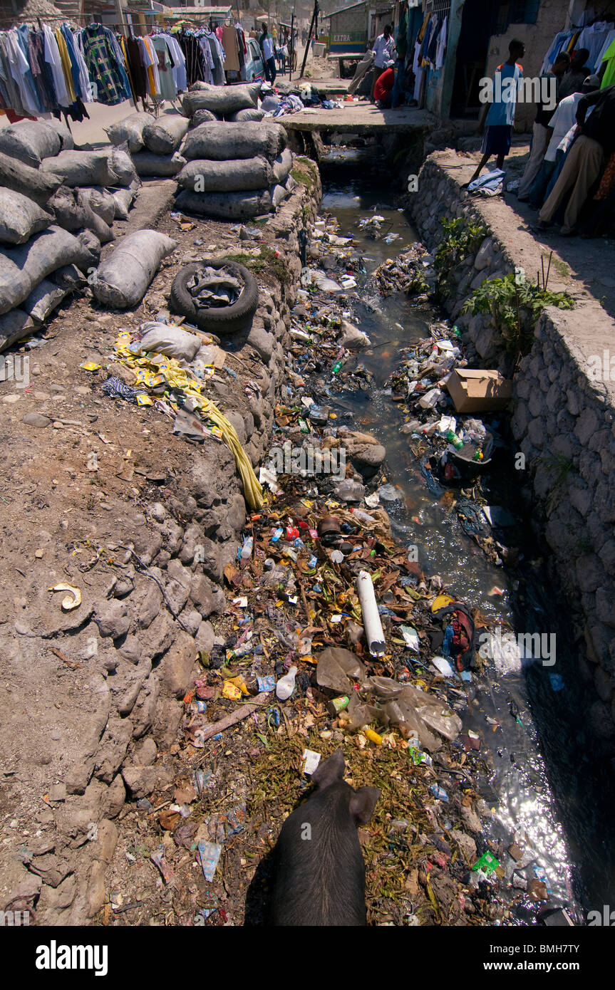 Neighborhood street garbage hi-res stock photography and images - Alamy