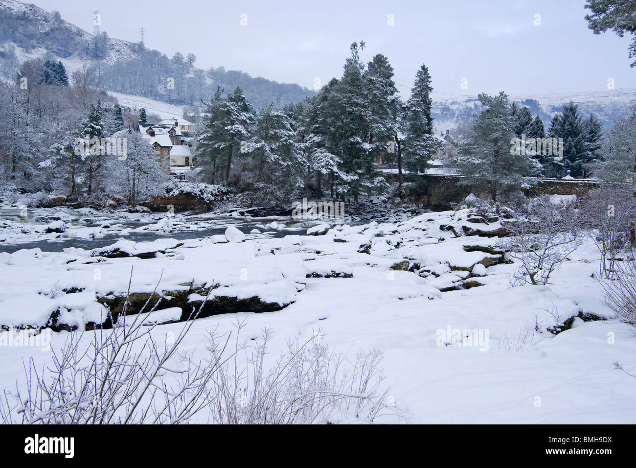 Winter falls of dochart hi-res stock photography and images - Alamy