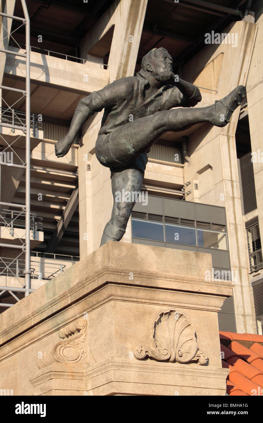 Rugby statue twickenham stadium hi-res stock photography and images - Alamy