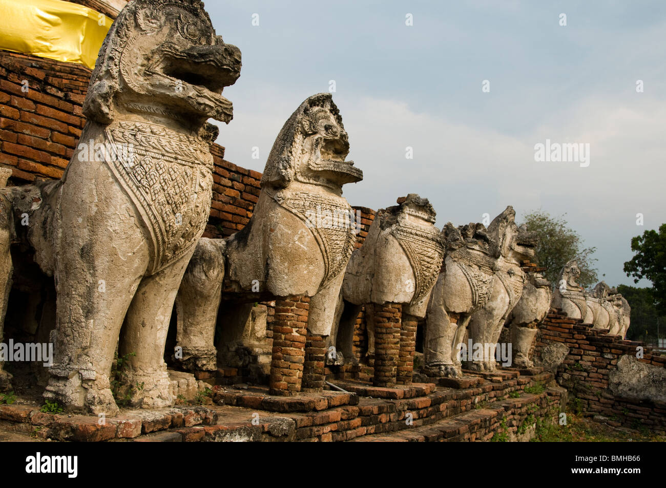 Damaged lion statues around the chedi ( Chedi Singh-Lom) at wat ...