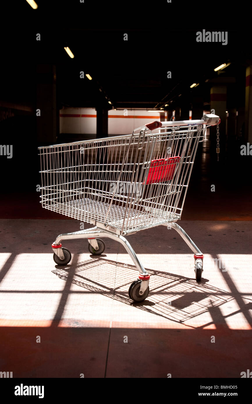 Shopping cart in a supermarket Stock Photo - Alamy
