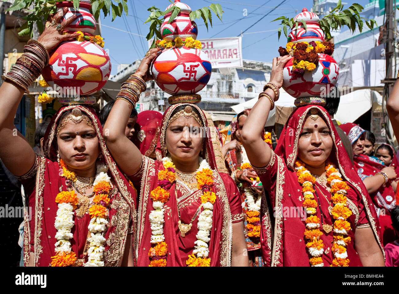Sari wedding procession hi-res stock photography and images - Alamy