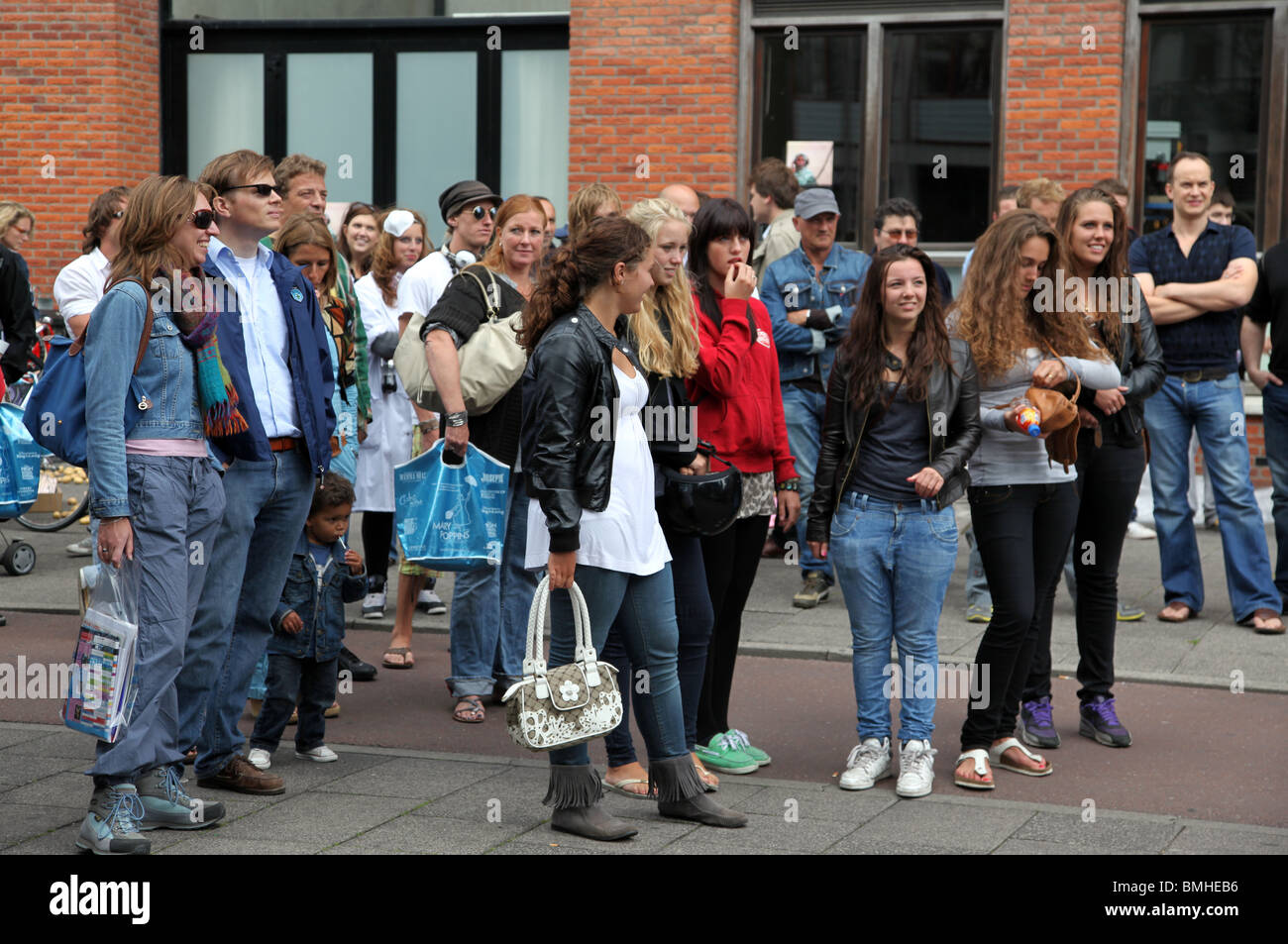 Crowd watching band hi-res stock photography and images - Alamy