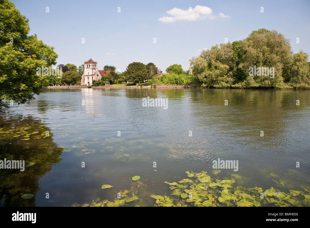 Marlow thames path walking hi-res stock photography and images - Alamy