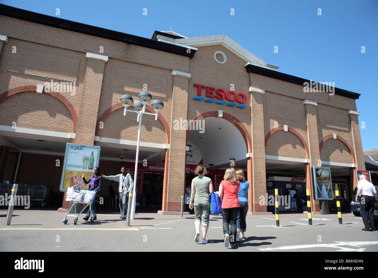 Tesco store front hi-res stock photography and images - Alamy