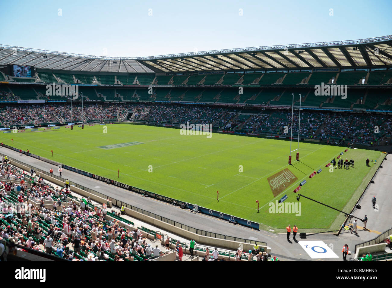 English rugby twickenham fans hi-res stock photography and images - Alamy