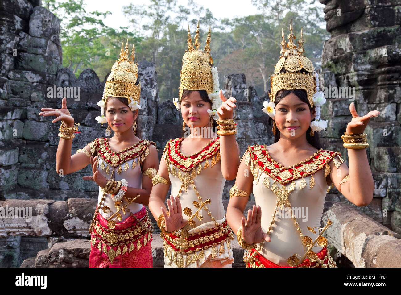 Traditional Apsara Dancers, The Bayon Temple, Angkor Wat, Siem Reap ...