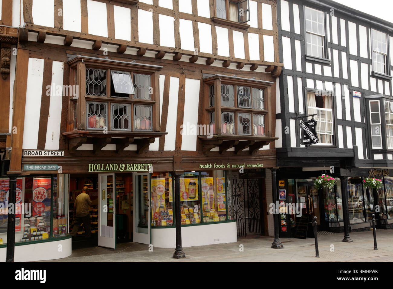 Ludlow shops shopping market town hi-res stock photography and images ...