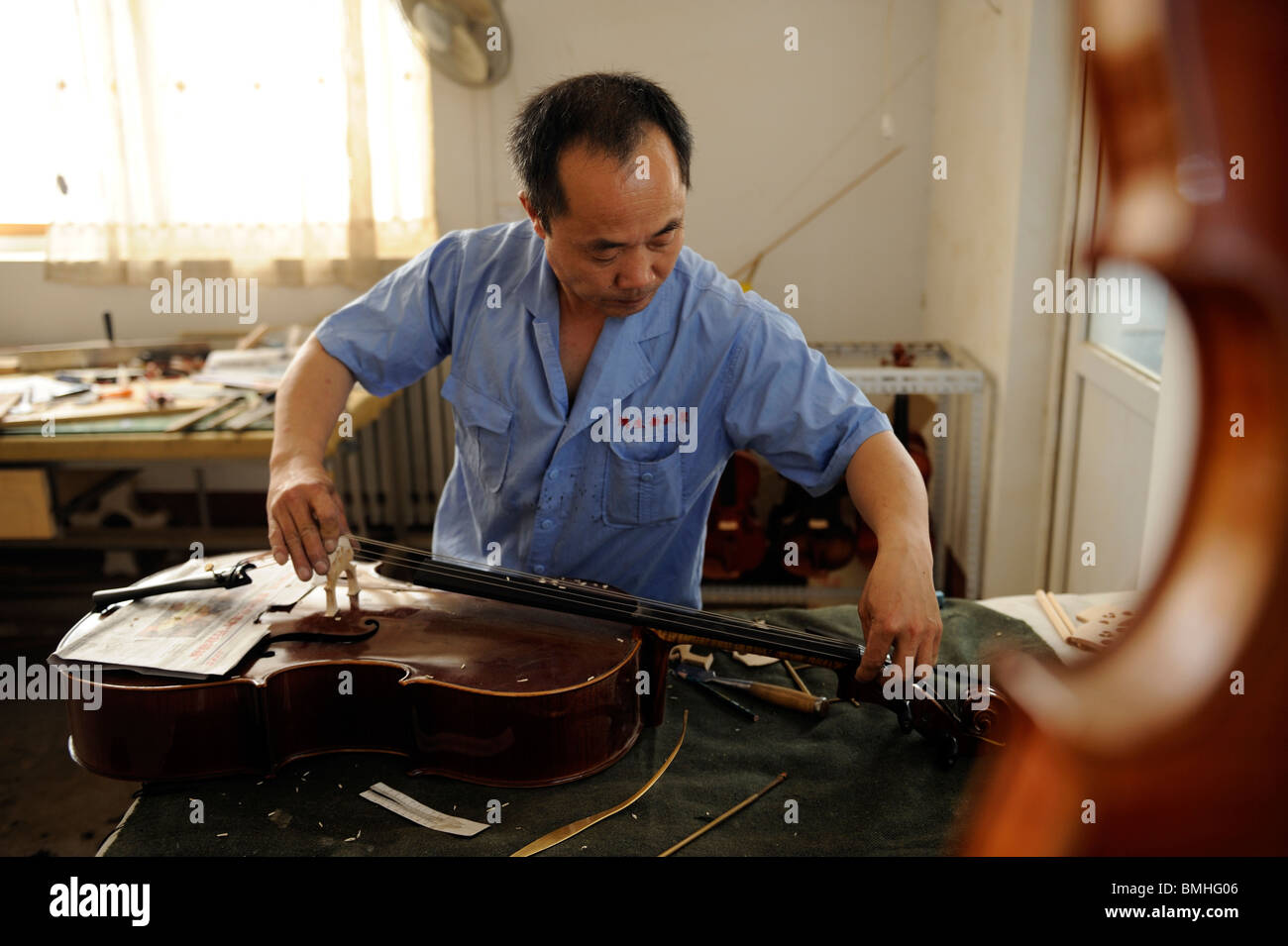 Violin manufacture hi-res stock photography and images - Alamy