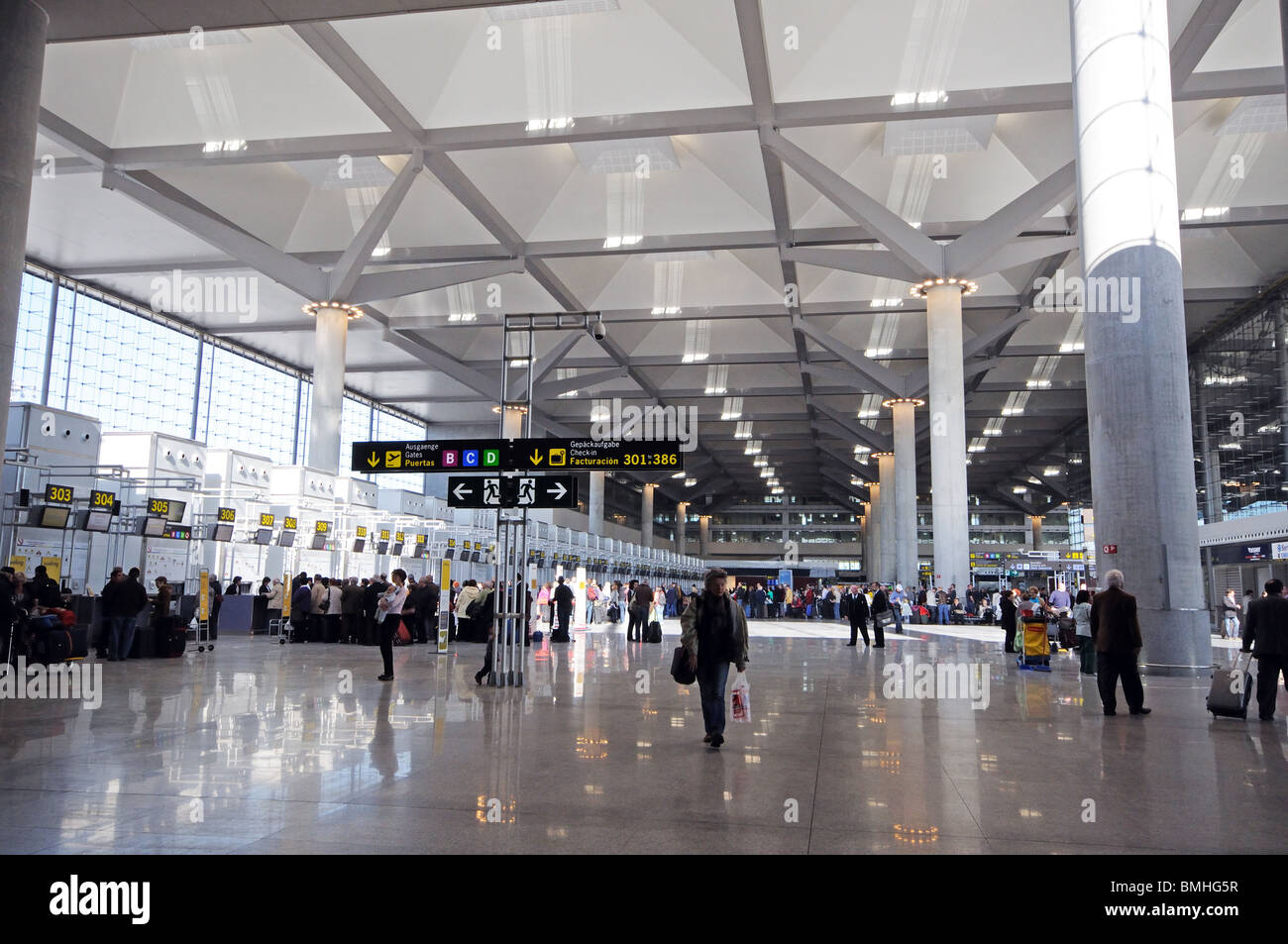 Airports terminals halls hi-res stock photography and images - Alamy