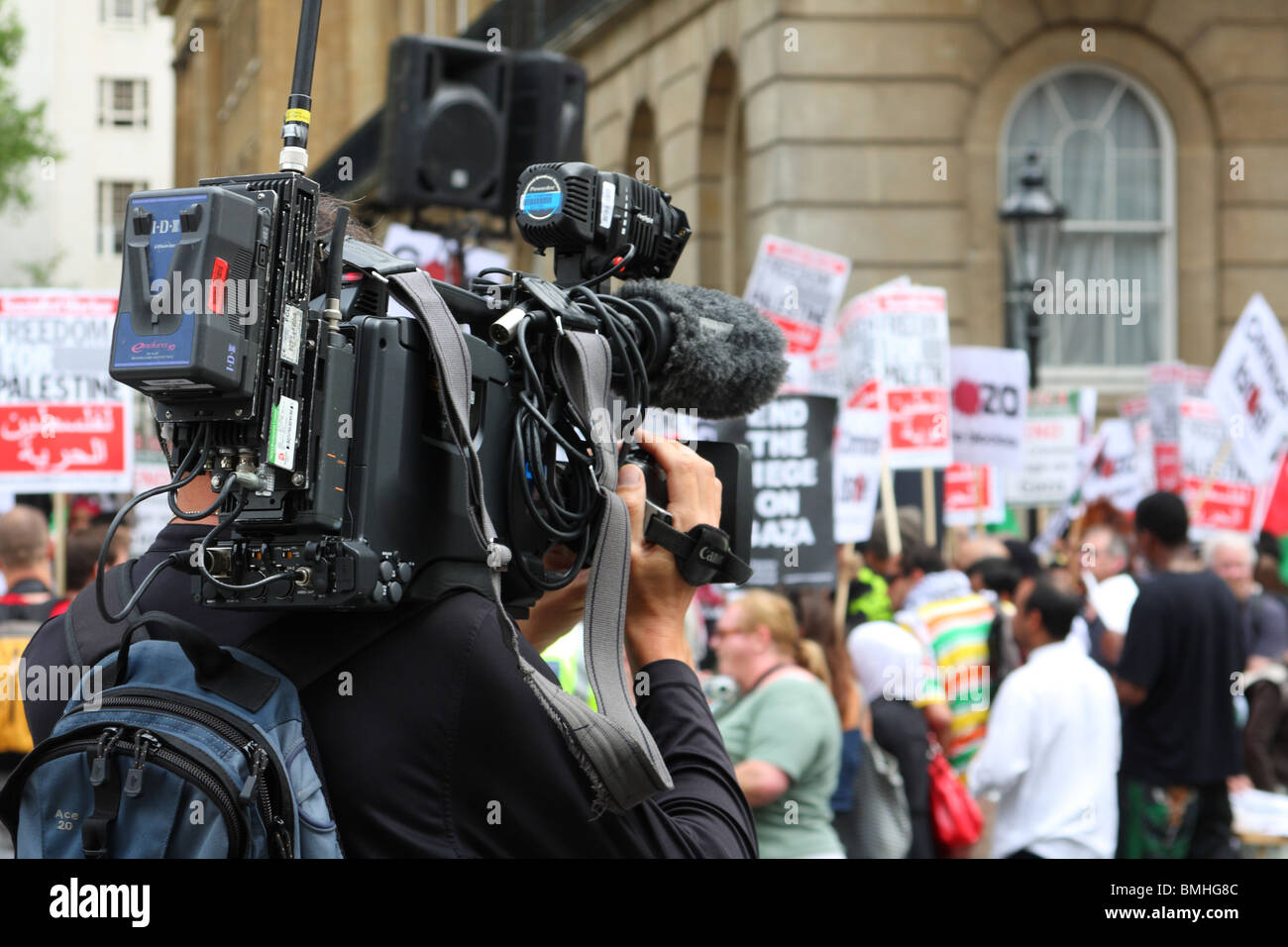 News cameraman hi-res stock photography and images - Alamy