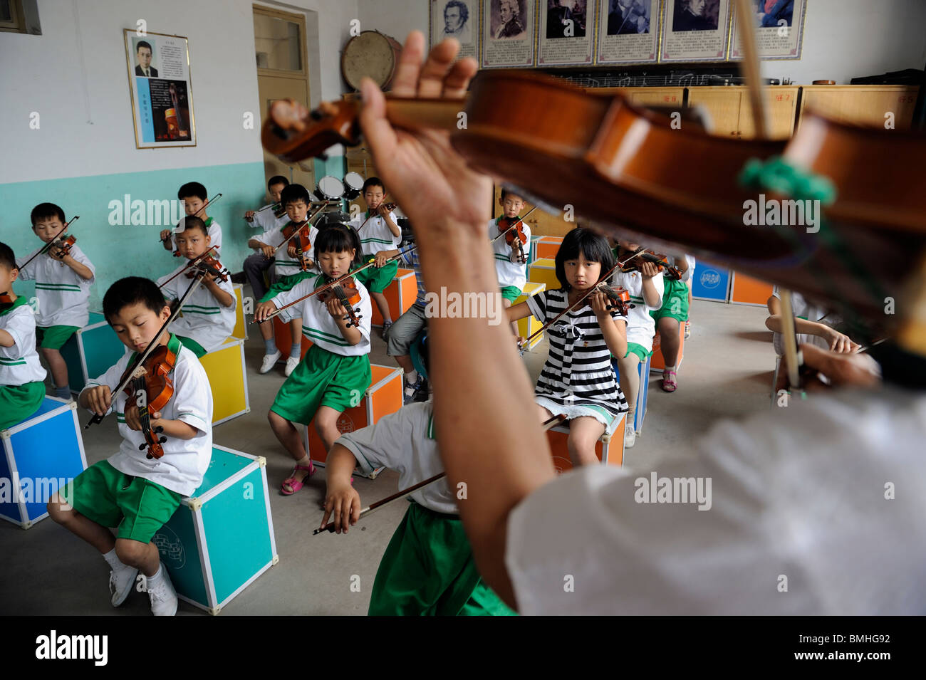 Playing Violins High Resolution Stock Photography and Images - Alamy