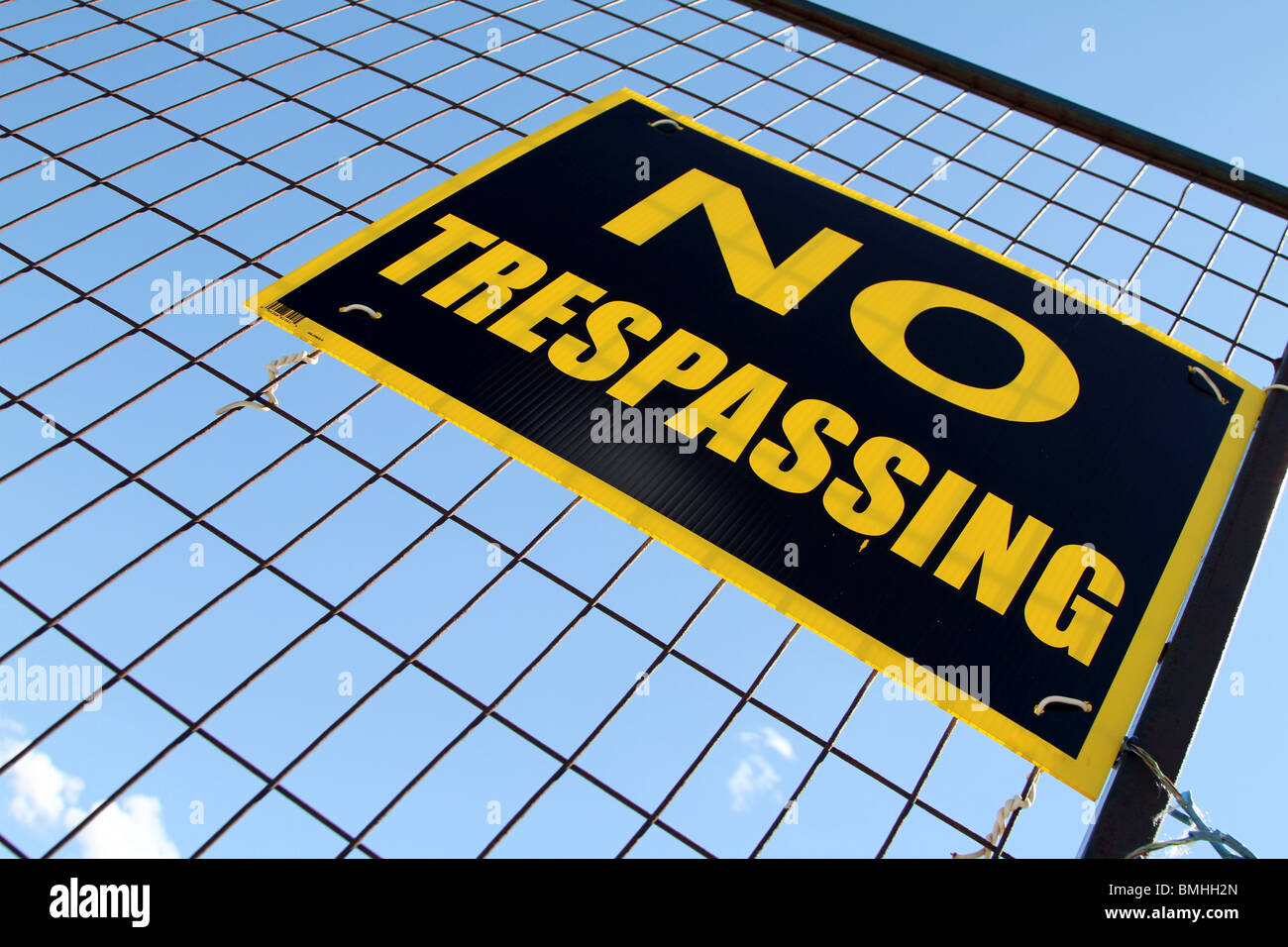Fence no trespassing sign hi-res stock photography and images - Alamy