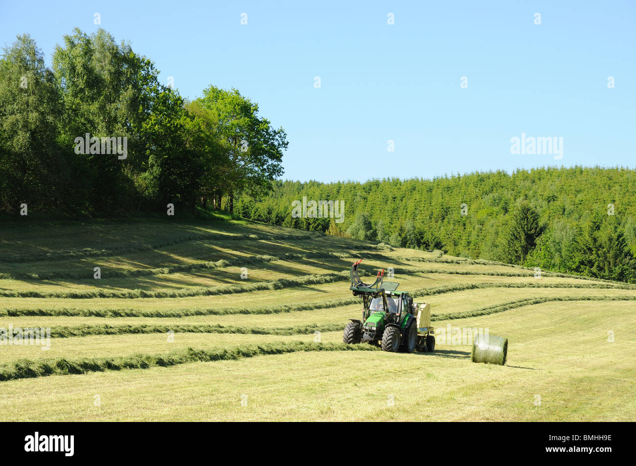 Tractor turning hay hi-res stock photography and images - Alamy