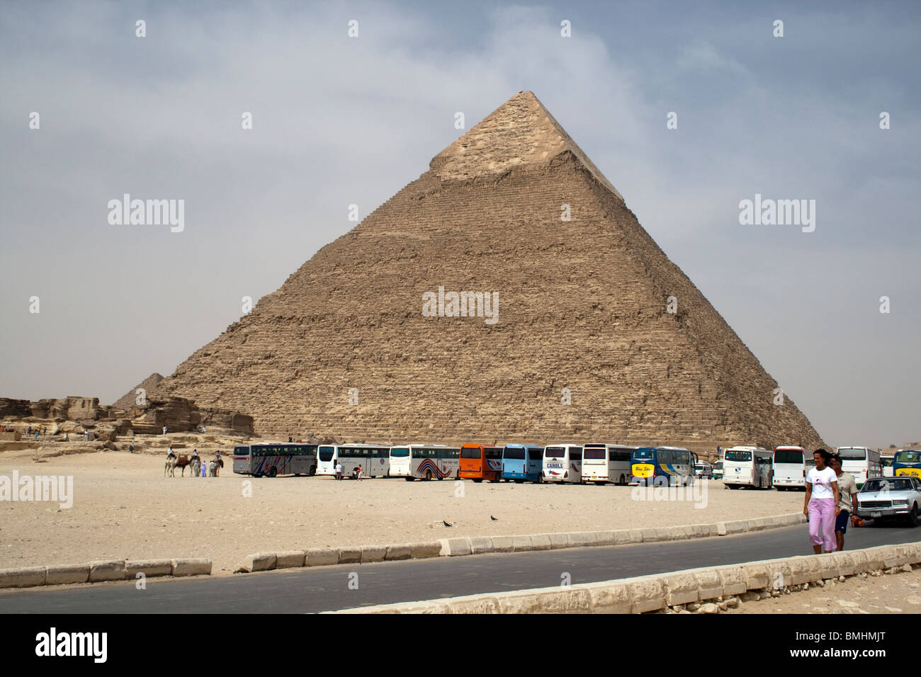 the pyramid, sphinx and a line of tourist buses giza egypt Stock Photo ...