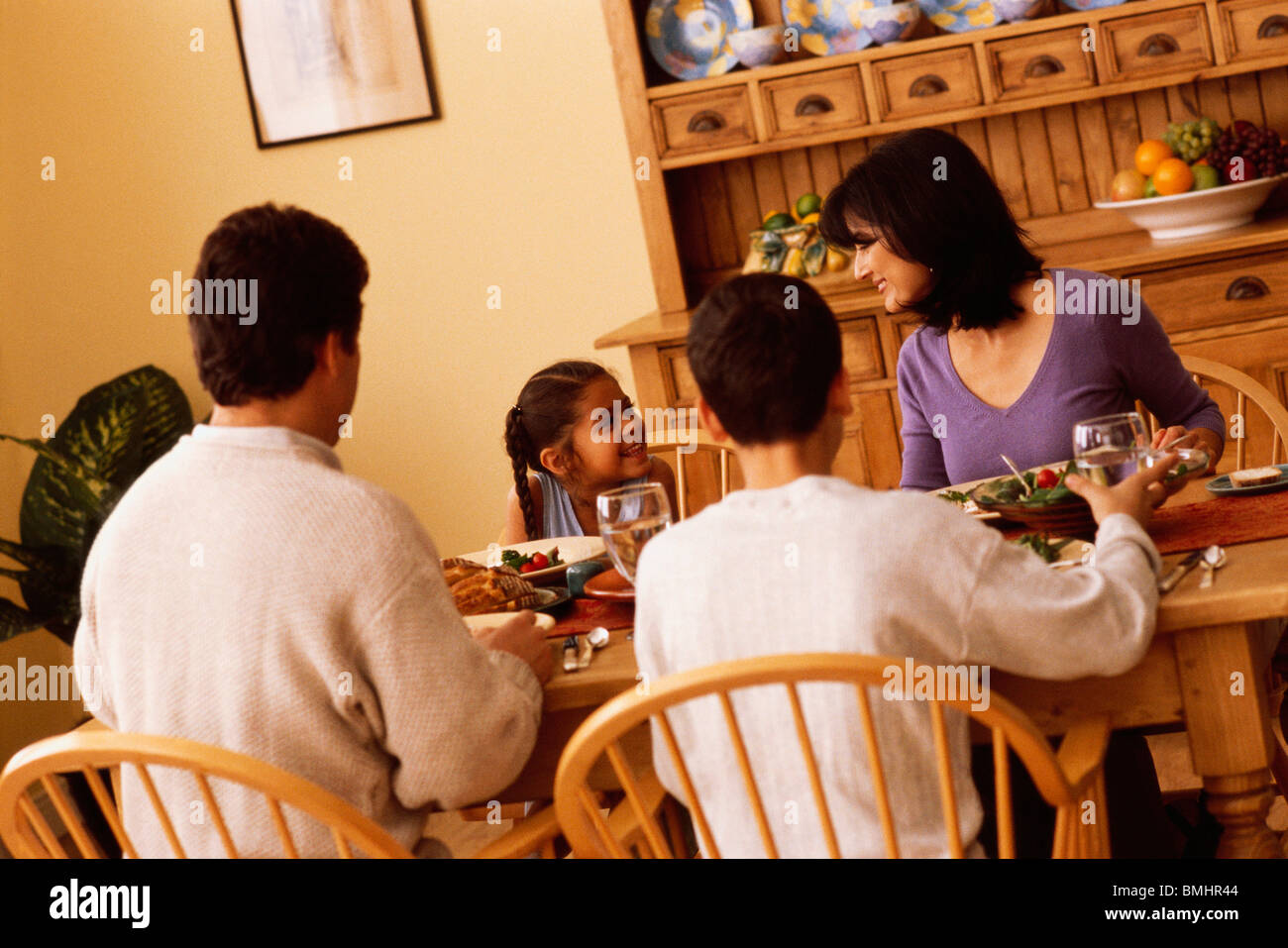 Family at the dinner table hi-res stock photography and images - Alamy