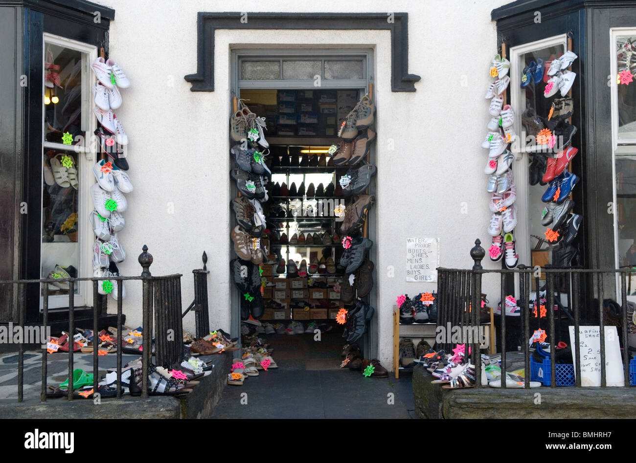 Shoe shop display window hi-res stock photography and images - Alamy